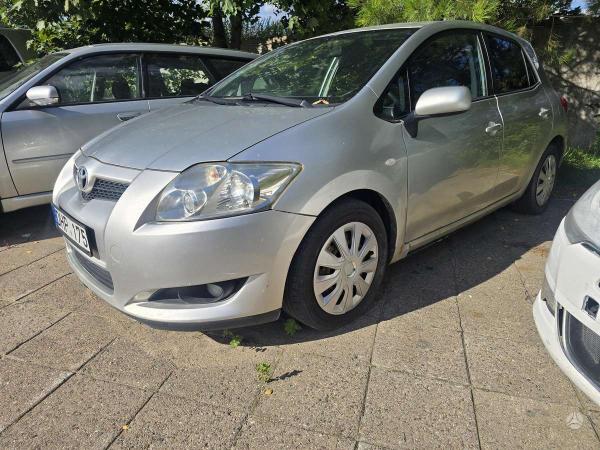 Pelēks Toyota Auris 2008 Viļņa, ar dzinēja tilpumu 1.36 L un nobraukumu 240 tūkst. km par 1000 €, foto 1 vietnē AUTOMOTO.COM.LV