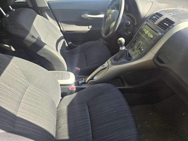 Pelēks Toyota Auris 2008 Viļņa, ar dzinēja tilpumu 1.36 L un nobraukumu 240 tūkst. km par 1000 €, foto 8 vietnē AUTOMOTO.COM.LV