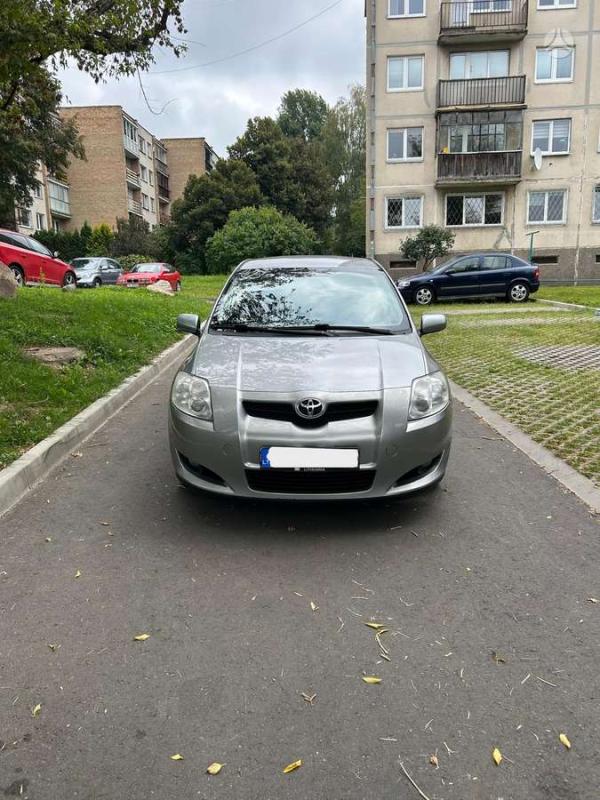 Pelēks Toyota Auris 2008 Viļņa, ar dzinēja tilpumu 2.00 L un nobraukumu 274 tūkst. km par 2400 €, foto 1 vietnē AUTOMOTO.COM.LV