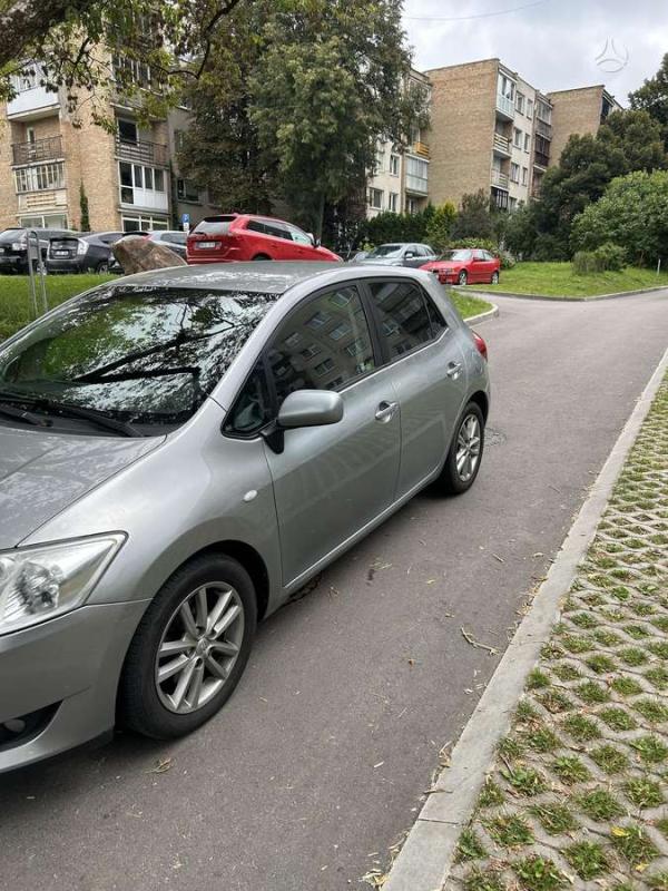 Pelēks Toyota Auris 2008 Viļņa, ar dzinēja tilpumu 2.00 L un nobraukumu 274 tūkst. km par 2400 €, foto 3 vietnē AUTOMOTO.COM.LV