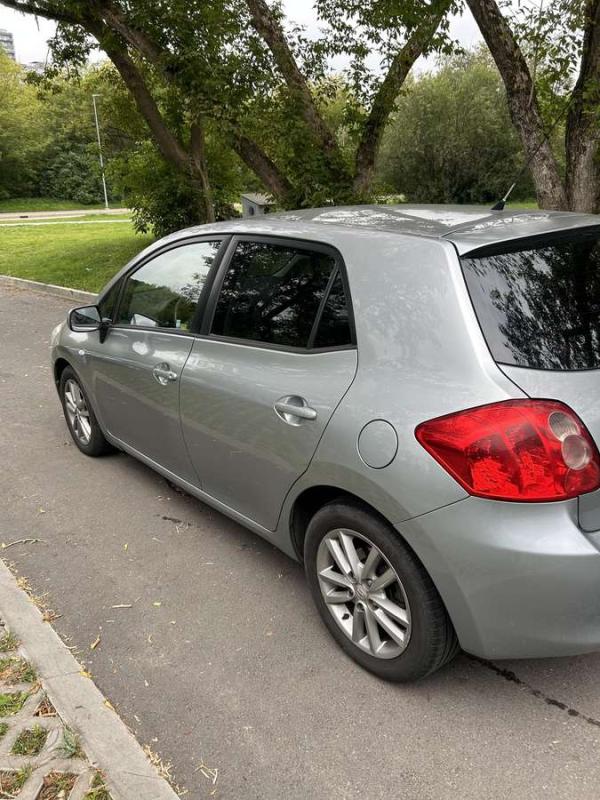 Pelēks Toyota Auris 2008 Viļņa, ar dzinēja tilpumu 2.00 L un nobraukumu 274 tūkst. km par 2400 €, foto 4 vietnē AUTOMOTO.COM.LV