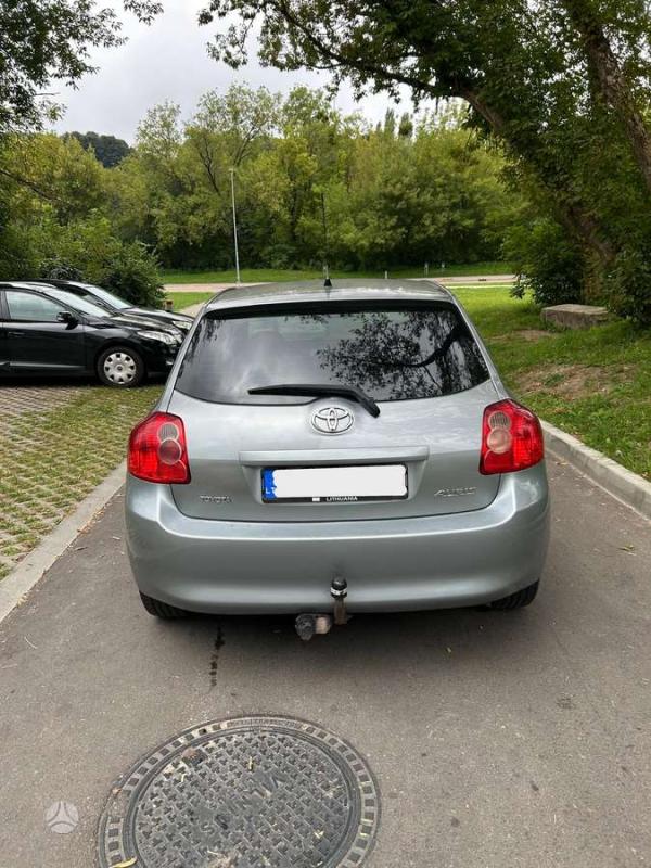 Pelēks Toyota Auris 2008 Viļņa, ar dzinēja tilpumu 2.00 L un nobraukumu 274 tūkst. km par 2400 €, foto 5 vietnē AUTOMOTO.COM.LV
