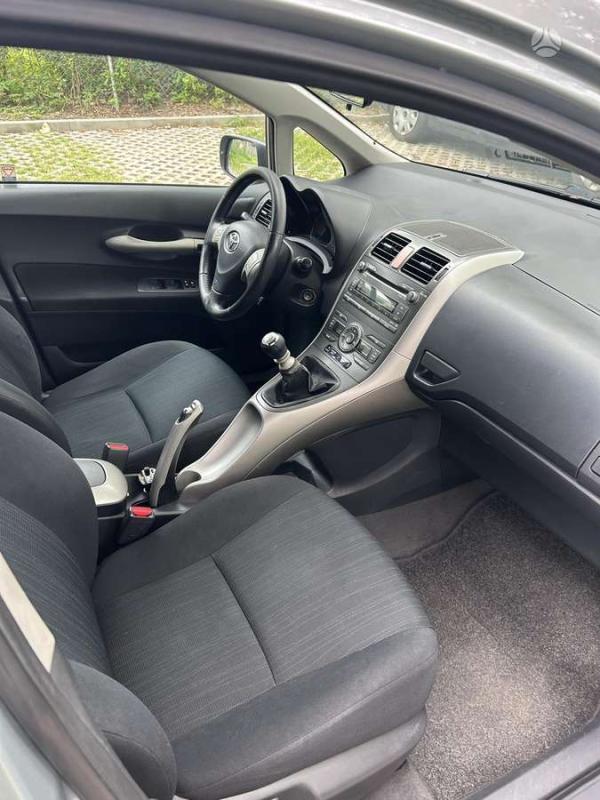 Pelēks Toyota Auris 2008 Viļņa, ar dzinēja tilpumu 2.00 L un nobraukumu 274 tūkst. km par 2400 €, foto 8 vietnē AUTOMOTO.COM.LV