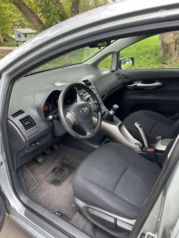 Pelēks Toyota Auris 2008 Viļņa, ar dzinēja tilpumu 2.00 L un nobraukumu 274 tūkst. km par 2400 €, foto 9 vietnē AUTOMOTO.COM.LV