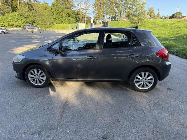 Toyota Auris 2008 Viļņa vietnē Pelēks Toyota Auris 2008 Viļņa, ar dzinēja tilpumu 2.00 L un nobraukumu 300 tūkst. km par 2000 €, foto 8 vietnē AUTOMOTO.COM.LV