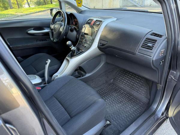 Toyota Auris 2008 Viļņa vietnē Pelēks Toyota Auris 2008 Viļņa, ar dzinēja tilpumu 2.00 L un nobraukumu 300 tūkst. km par 2000 €, foto 9 vietnē AUTOMOTO.COM.LV