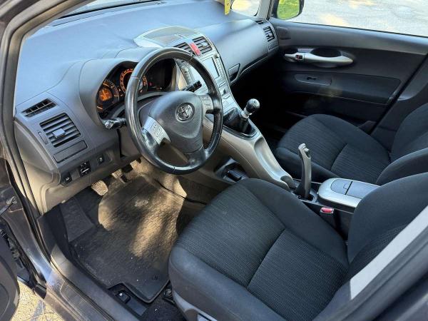 Toyota Auris 2008 Viļņa vietnē Pelēks Toyota Auris 2008 Viļņa, ar dzinēja tilpumu 2.00 L un nobraukumu 300 tūkst. km par 2000 €, foto 10 vietnē AUTOMOTO.COM.LV