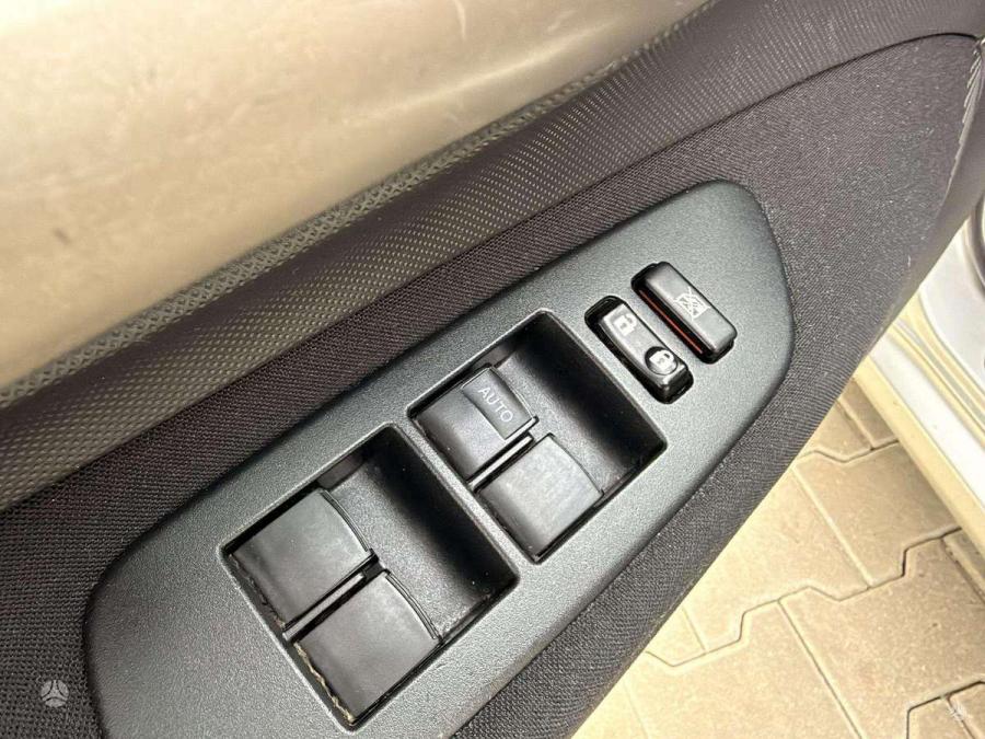 Grey Toyota Auris 2008 in Vilnius, with an engine capacity of 1.60 L and mileage of 101 thousand km for 6650 €, photo 16 on AUTOMOTO.COM.LV