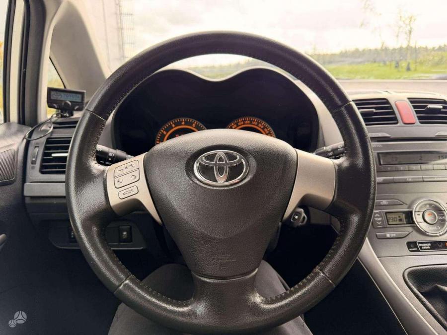 Grey Toyota Auris 2008 in Vilnius, with an engine capacity of 1.60 L and mileage of 101 thousand km for 6650 €, photo 31 on AUTOMOTO.COM.LV