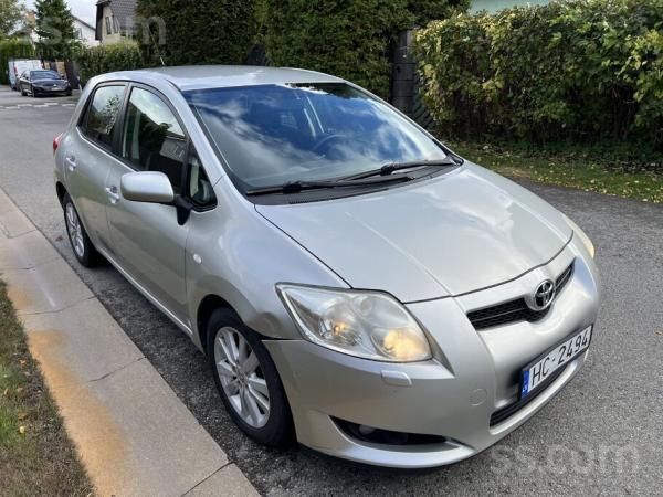 Grey Toyota Auris 2008 in Riga, with an engine capacity of 1.60 L and mileage of 286 thousand km for 1750 €, photo 1 on AUTOMOTO.COM.LV