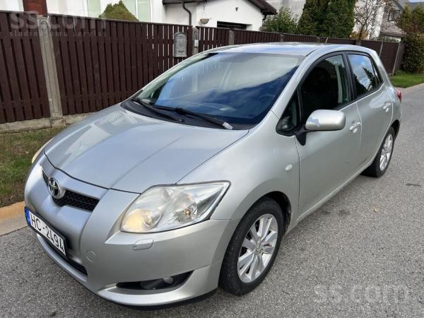 Grey Toyota Auris 2008 in Riga, with an engine capacity of 1.60 L and mileage of 286 thousand km for 1750 €, photo 3 on AUTOMOTO.COM.LV