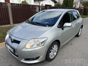 Grey Toyota Auris 2008 in Riga, with an engine capacity of 1.60 L and mileage of 286 thousand km for 1750 €, photo 3 on AUTOMOTO.COM.LV