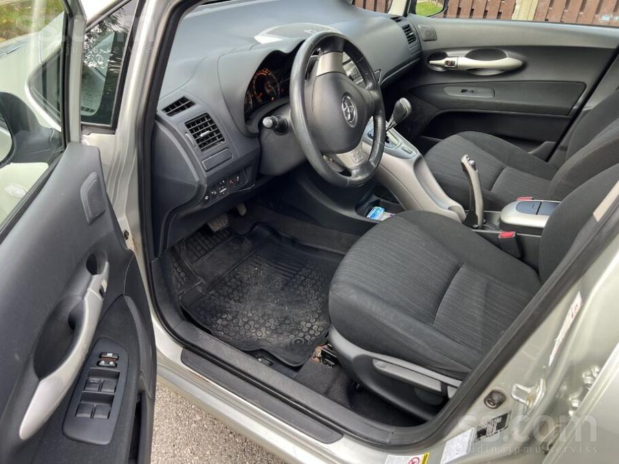 Grey Toyota Auris 2008 in Riga, with an engine capacity of 1.60 L and mileage of 286 thousand km for 1750 €, photo 8 on AUTOMOTO.COM.LV