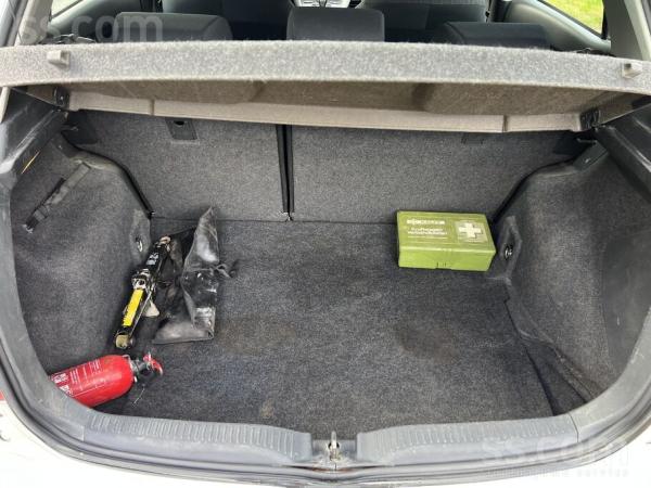 Grey Toyota Auris 2008 in Riga, with an engine capacity of 1.60 L and mileage of 286 thousand km for 1750 €, photo 10 on AUTOMOTO.COM.LV