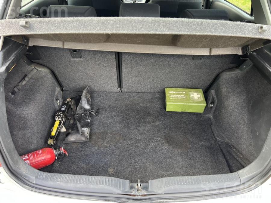 Grey Toyota Auris 2008 in Riga, with an engine capacity of 1.60 L and mileage of 286 thousand km for 1750 €, photo 10 on AUTOMOTO.COM.LV
