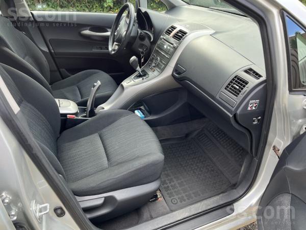 Grey Toyota Auris 2008 in Riga, with an engine capacity of 1.60 L and mileage of 286 thousand km for 1750 €, photo 11 on AUTOMOTO.COM.LV