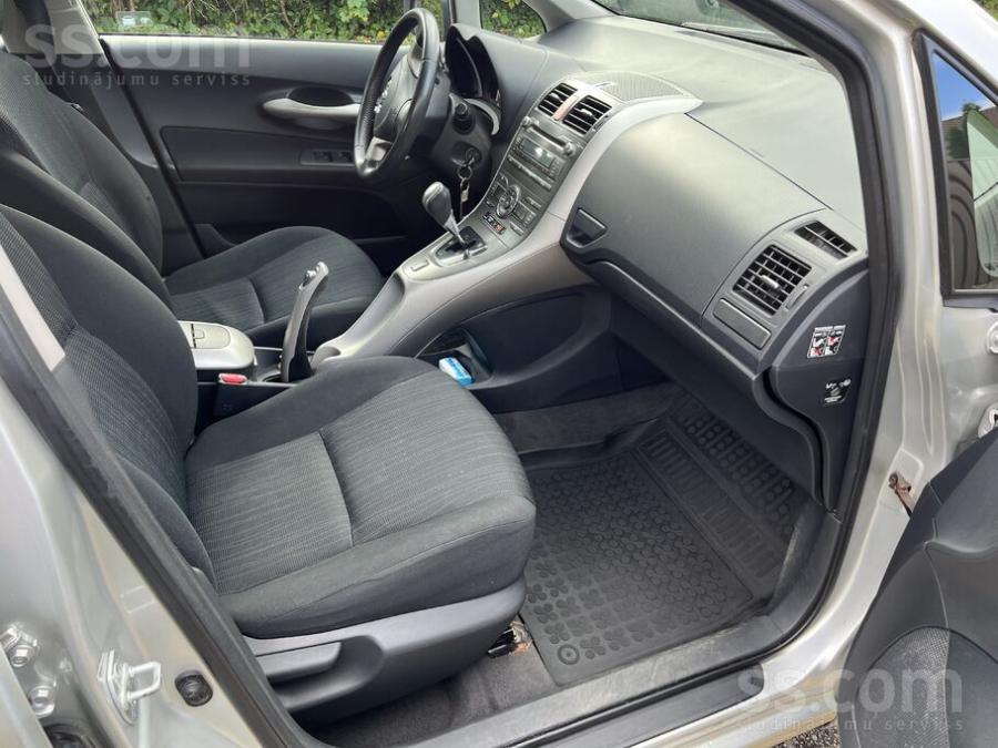 Grey Toyota Auris 2008 in Riga, with an engine capacity of 1.60 L and mileage of 286 thousand km for 1750 €, photo 11 on AUTOMOTO.COM.LV