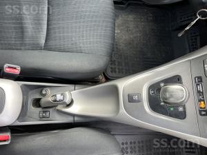 Grey Toyota Auris 2008 in Riga, with an engine capacity of 1.60 L and mileage of 286 thousand km for 1750 €, photo 12 on AUTOMOTO.COM.LV