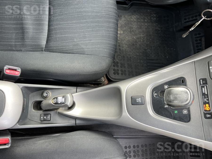 Grey Toyota Auris 2008 in Riga, with an engine capacity of 1.60 L and mileage of 286 thousand km for 1750 €, photo 12 on AUTOMOTO.COM.LV
