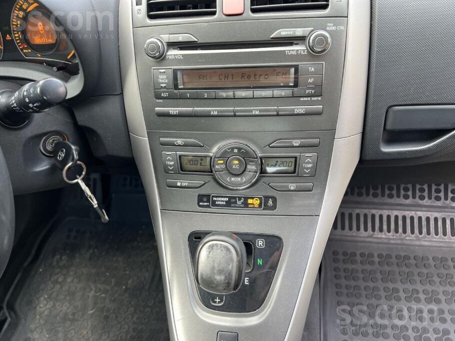 Grey Toyota Auris 2008 in Riga, with an engine capacity of 1.60 L and mileage of 286 thousand km for 1750 €, photo 14 on AUTOMOTO.COM.LV