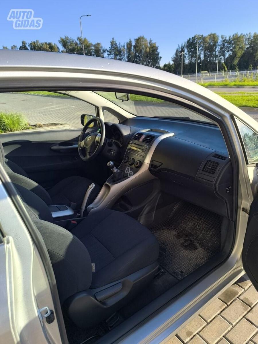 Pelēks Toyota Auris 2008 Viļņa, ar dzinēja tilpumu 2.00 L un nobraukumu 281 tūkst. km par 1999 €, foto 9 vietnē AUTOMOTO.COM.LV