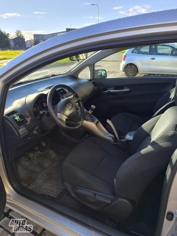 Grey Toyota Auris 2008 in Vilnius, with an engine capacity of 2.00 L and mileage of 281 thousand km for 1999 €, photo 11 on AUTOMOTO.COM.LV