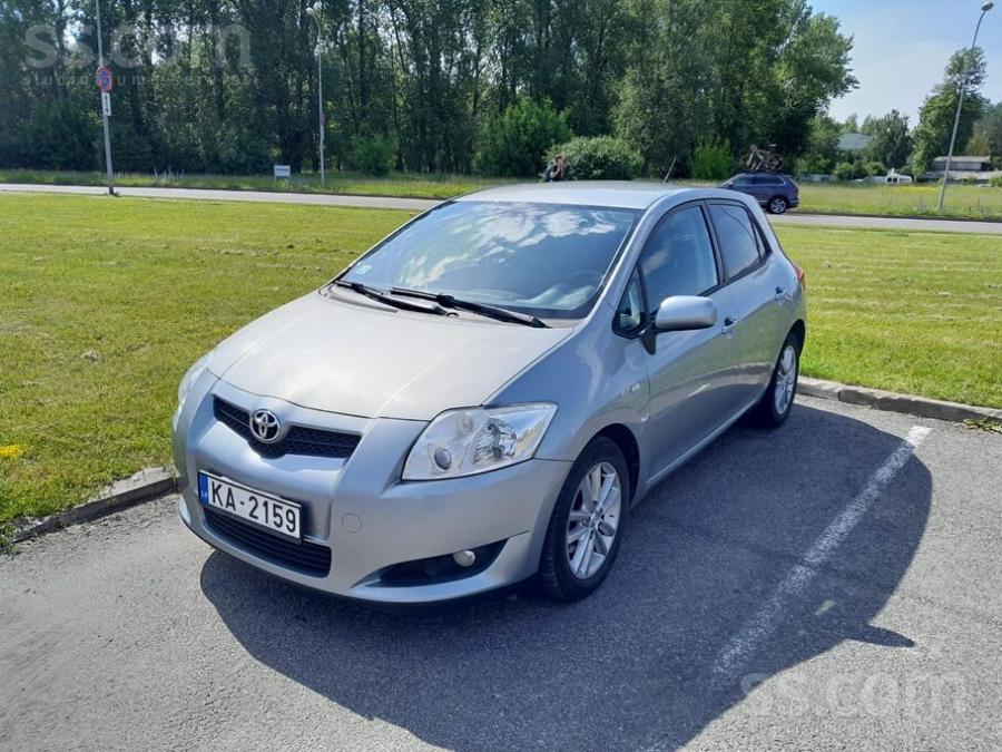 Grey Toyota Auris 2009 in Riga, with an engine capacity of 2.00 L and mileage of 268 thousand km for 3400 €, photo 1 on AUTOMOTO.COM.LV