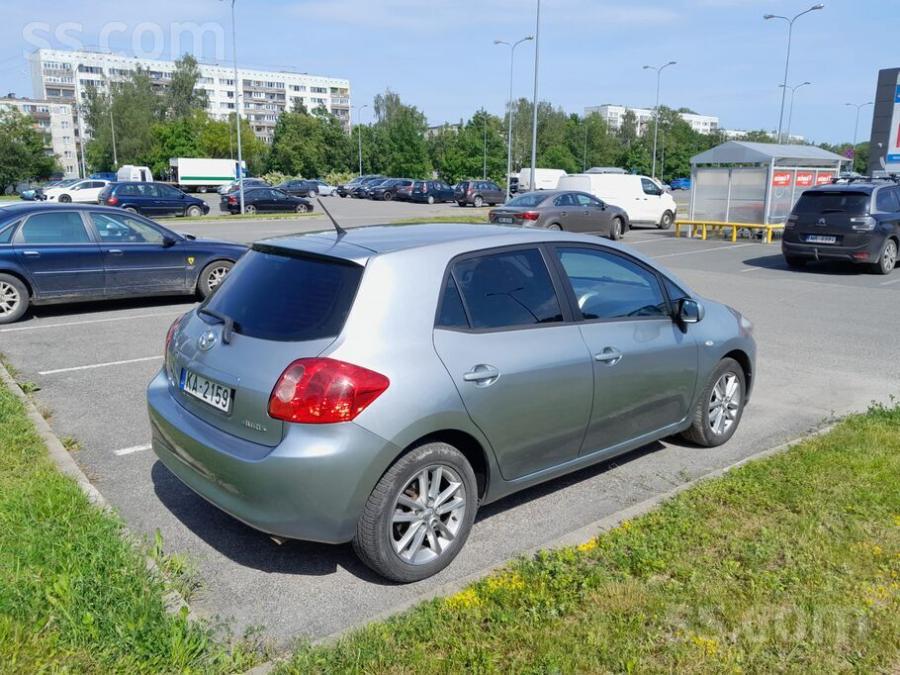 Grey Toyota Auris 2009 in Riga, with an engine capacity of 2.00 L and mileage of 268 thousand km for 3400 €, photo 3 on AUTOMOTO.COM.LV