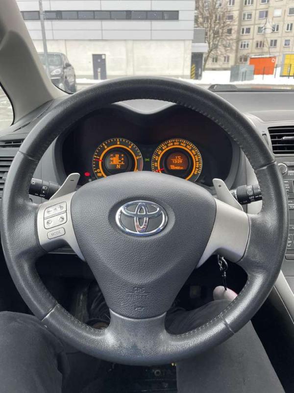 Pelēks Toyota Auris 2009 Kauņa, ar dzinēja tilpumu 1.36 L un nobraukumu 122 tūkst. km par 3500 €, foto 10 vietnē AUTOMOTO.COM.LV
