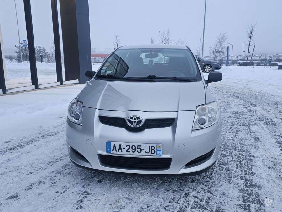 Grey Toyota Auris 2009 in Vilnius, with an engine capacity of 1.40 L and mileage of 237 thousand km for 3700 €, photo 1 on AUTOMOTO.COM.LV