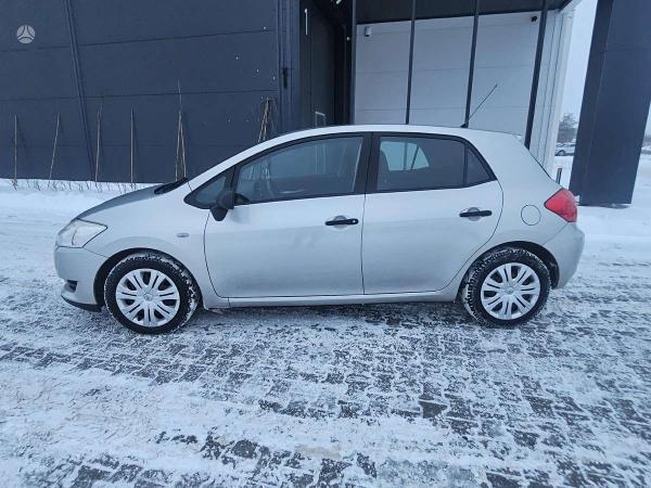 Pelēks Toyota Auris 2009 Viļņa, ar dzinēja tilpumu 1.40 L un nobraukumu 237 tūkst. km par 3700 €, foto 3 vietnē AUTOMOTO.COM.LV