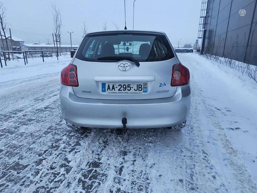 Grey Toyota Auris 2009 in Vilnius, with an engine capacity of 1.40 L and mileage of 237 thousand km for 3700 €, photo 5 on AUTOMOTO.COM.LV