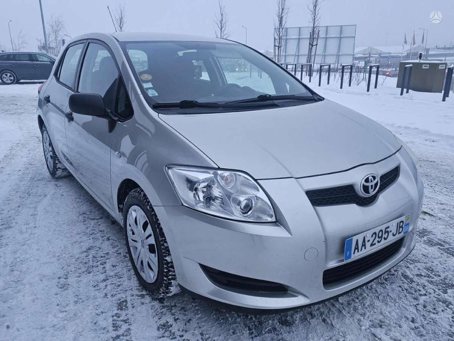 Grey Toyota Auris 2009 in Vilnius, with an engine capacity of 1.40 L and mileage of 237 thousand km for 3700 €, photo 8 on AUTOMOTO.COM.LV