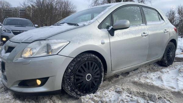 Grey Toyota Auris 2009 in Vilnius, with an engine capacity of 2.00 L and mileage of 268 thousand km for 1850 €, photo 1 on AUTOMOTO.COM.LV