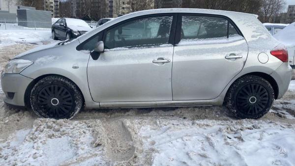 Grey Toyota Auris 2009 in Vilnius, with an engine capacity of 2.00 L and mileage of 268 thousand km for 1850 €, photo 2 on AUTOMOTO.COM.LV