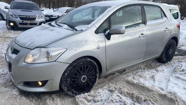 Grey Toyota Auris 2009 in Vilnius, with an engine capacity of 2.00 L and mileage of 268 thousand km for 1850 €, photo 3 on AUTOMOTO.COM.LV
