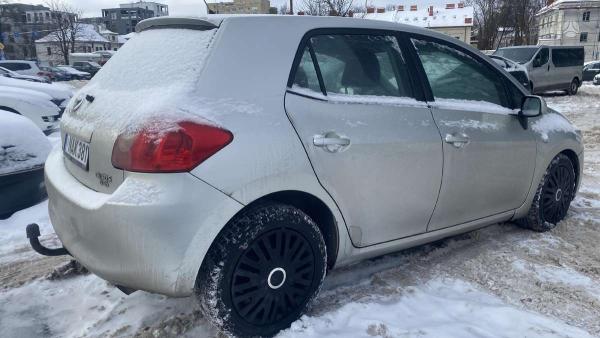 Grey Toyota Auris 2009 in Vilnius, with an engine capacity of 2.00 L and mileage of 268 thousand km for 1850 €, photo 9 on AUTOMOTO.COM.LV