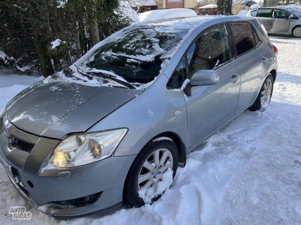 Grey Toyota Auris 2009 in Siauliai, with an engine capacity of 1.40 L and mileage of 301 thousand km for 1750 €, photo 1 on AUTOMOTO.COM.LV