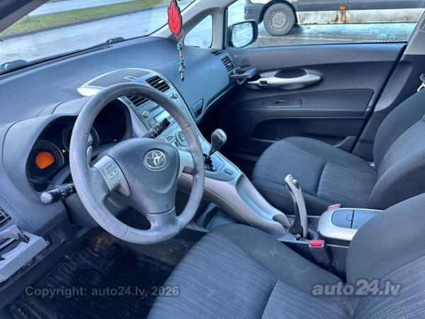 Grey Toyota Auris 2009 in Tallinn, with an engine capacity of 1.60 L and mileage of 203 thousand km for 3900 €, photo 5 on AUTOMOTO.COM.LV