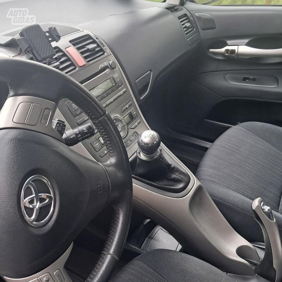 Pelēks Toyota Auris 2009 Marijampole, ar dzinēja tilpumu 2.00 L un nobraukumu 237 tūkst. km par 2900 €, foto 10 vietnē AUTOMOTO.COM.LV
