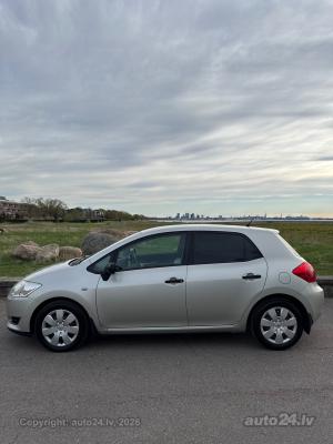 Pelēks Toyota Auris 2009 Tallina, ar dzinēja tilpumu 1.40 L un nobraukumu 157 tūkst. km par 2950 €, foto 3 vietnē AUTOMOTO.COM.LV