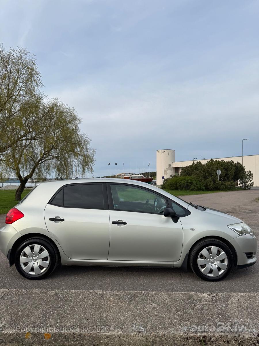 Pelēks Toyota Auris 2009 Tallina, ar dzinēja tilpumu 1.40 L un nobraukumu 157 tūkst. km par 2950 €, foto 8 vietnē AUTOMOTO.COM.LV