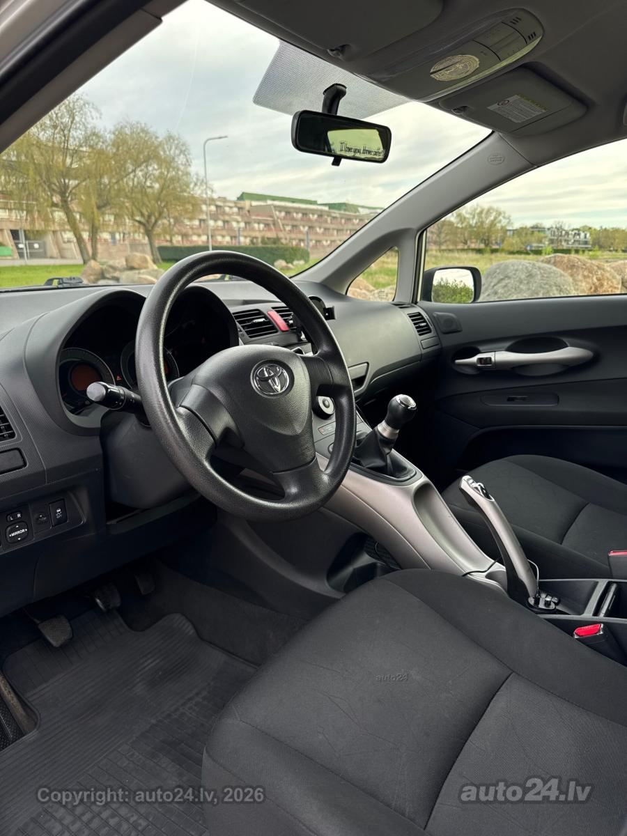 Pelēks Toyota Auris 2009 Tallina, ar dzinēja tilpumu 1.40 L un nobraukumu 157 tūkst. km par 2950 €, foto 15 vietnē AUTOMOTO.COM.LV