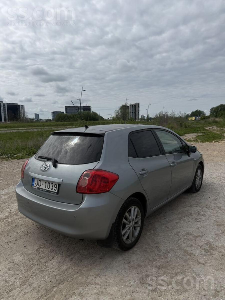 Pelēks Toyota Auris 2009 Rīga, ar dzinēja tilpumu 1.60 L un nobraukumu 286 tūkst. km par 2990 €, foto 4 vietnē AUTOMOTO.COM.LV