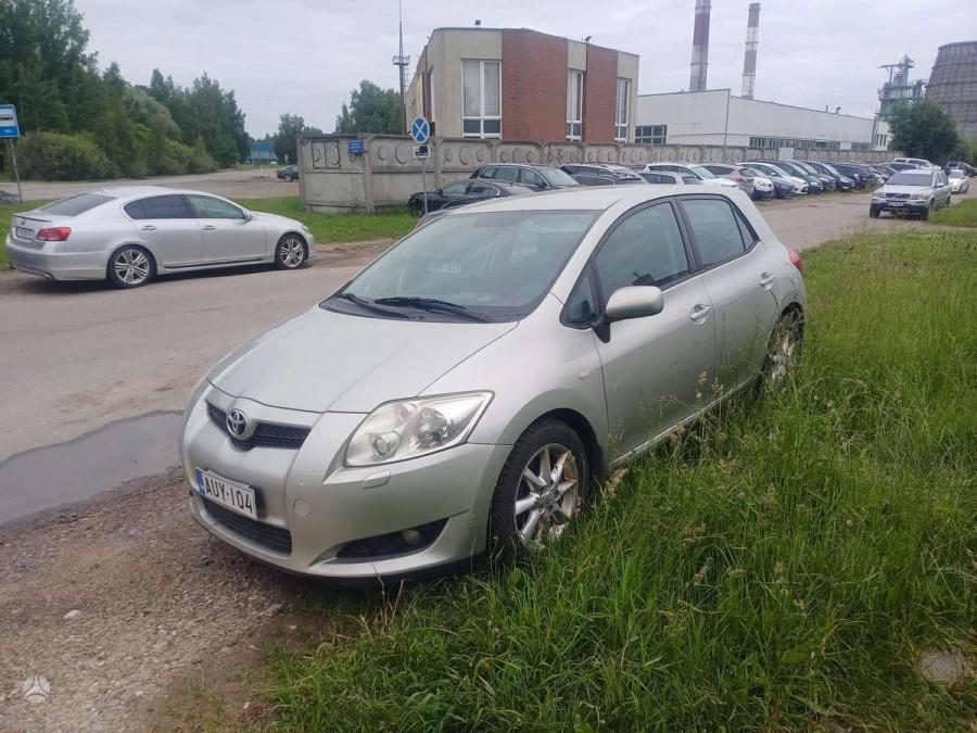 Grey Toyota Auris 2009 in Kaunas, with an engine capacity of 1.36 L and mileage of 377 thousand km for 1200 €, photo 1 on AUTOMOTO.COM.LV