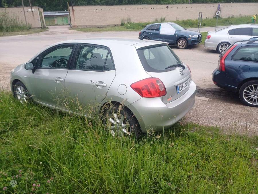 Grey Toyota Auris 2009 in Kaunas, with an engine capacity of 1.36 L and mileage of 377 thousand km for 1200 €, photo 3 on AUTOMOTO.COM.LV