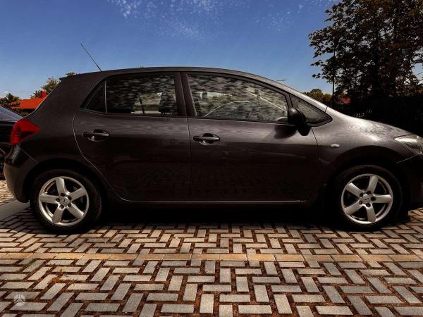 Pelēks Toyota Auris 2009 Kauņa, ar dzinēja tilpumu 1.60 L un nobraukumu 270 tūkst. km par 3400 €, foto 7 vietnē AUTOMOTO.COM.LV