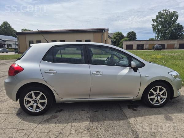 Grey Toyota Auris 2009 in Ogre, with an engine capacity of 2.00 L and mileage of 219 thousand km for 3000 €, photo 3 on AUTOMOTO.COM.LV