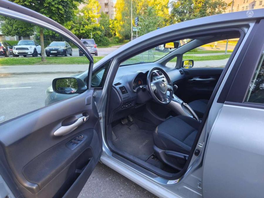 Grey Toyota Auris 2009 in Vilnius, with an engine capacity of 1.36 L and mileage of 168 thousand km for 3000 €, photo 8 on AUTOMOTO.COM.LV