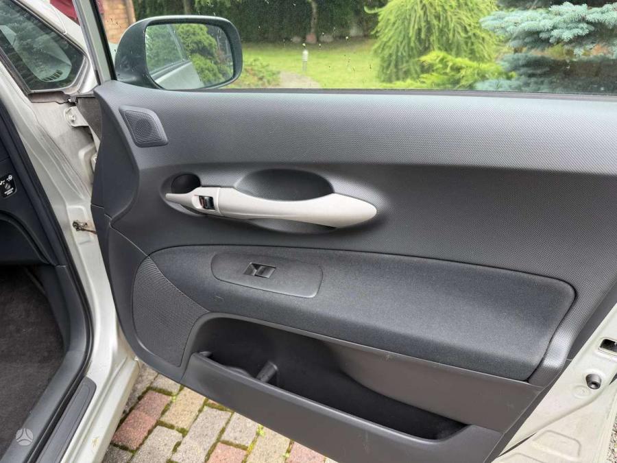 Pelēks Toyota Auris 2009 Viļņa, ar dzinēja tilpumu 1.36 L un nobraukumu 228 tūkst. km par 3000 €, foto 6 vietnē AUTOMOTO.COM.LV